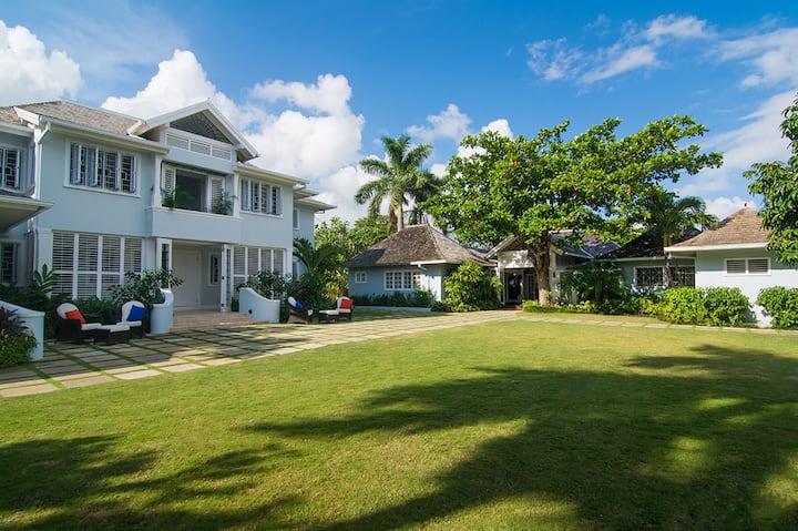 Ocho Rios Luxury Villas & Vacation Rentals | Airbnb Luxe | Luxury Retreats