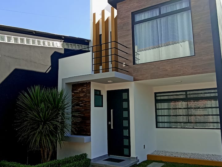 1.hermosa Casa Moderna En La Mejor Zona De Metepec - Metepec