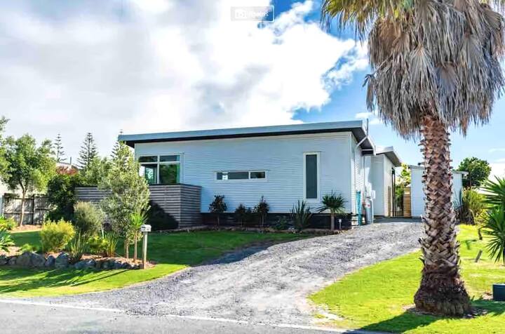 Sun Filled Kiwi Bach - Mangawhai Heads