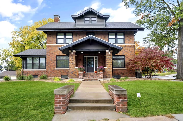 Gorgeous 5 Bedroom, Remodeled, Historic Home - Cedar Falls, IA