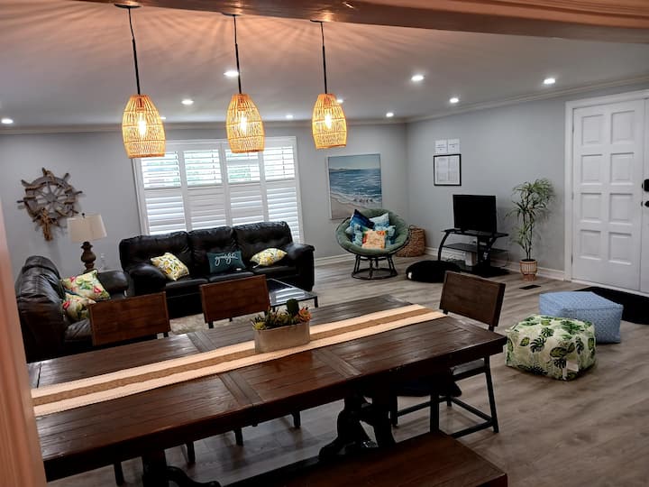 Eagles Cottage-luxurious Accommodation - Wasaga Beach