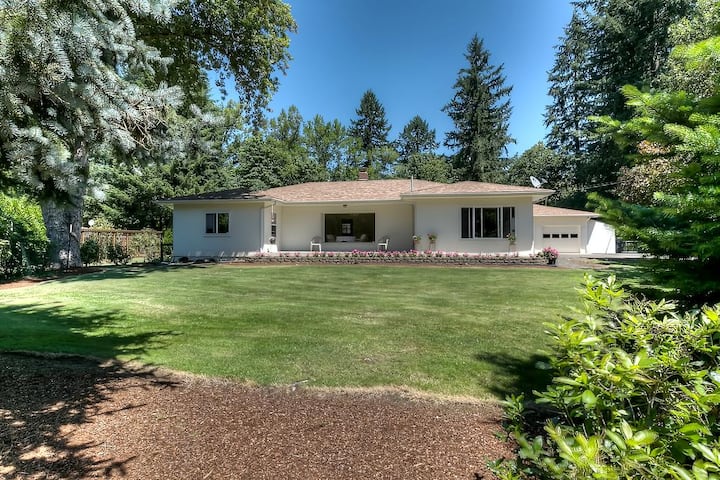 Sprawling Abiqua Creek Property In Silverton - Silverton, OR