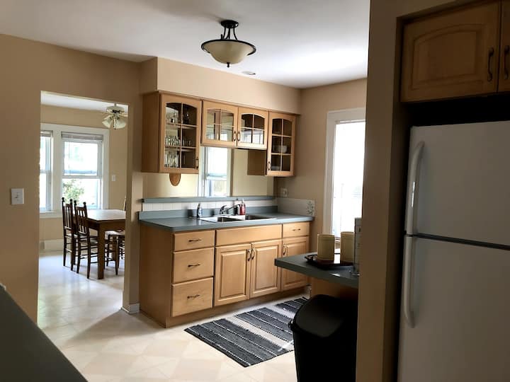 Clean And Cozy Home Close To Downtown Appleton - Appleton, WI