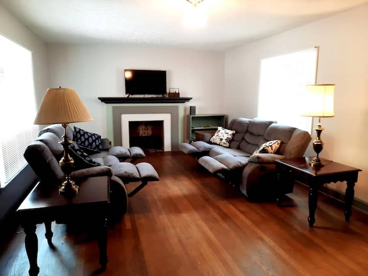 Welcome Hikers, Bikers, & Outdoor Likers!

20 Minutes From Devil's Bathtub!  Super Convenient To All The Area's Fabulous Array Of Outdoor Activities. 

Enjoy Your Morning Coffee In Our Private Courtyard Or Backyard Patio.

Sleeps 5. (Comfortably). - Natural Tunnel State Park, Duffield
