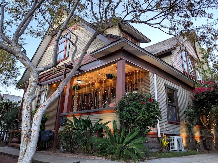 Sunny Upstairs Unit W/ Parking In 1920s Craftsman - Long Beach, CA