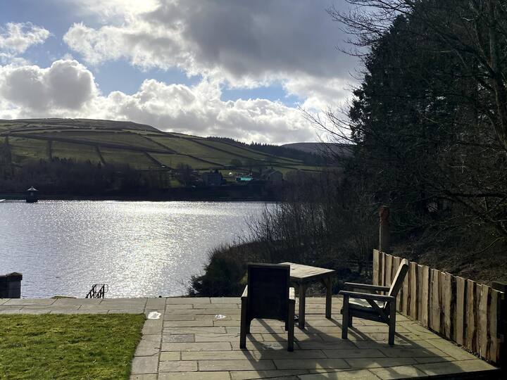 Water's Edge Retreat With Amazing Views - Yorkshire