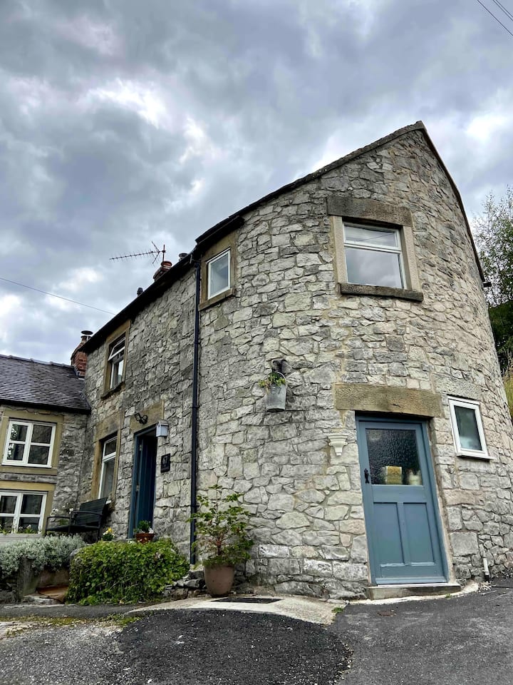 The Roundhouse In Picturesque Puzzle Gardens - Wirksworth