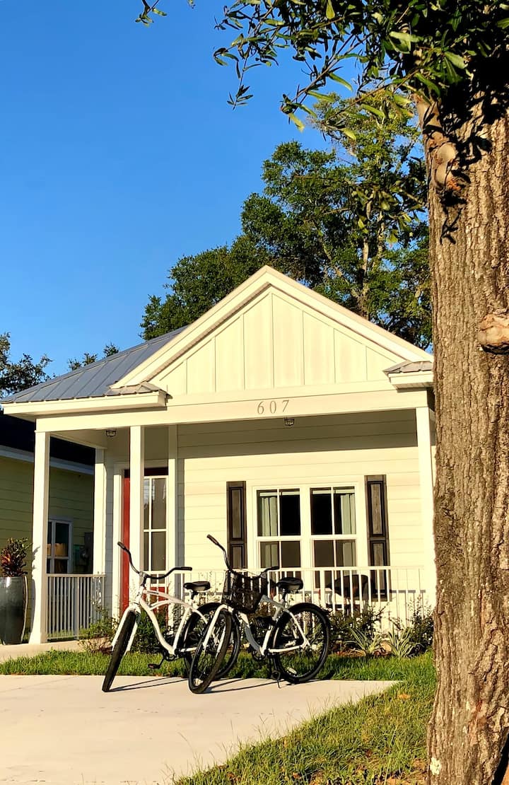 Eclectic Eco- Friendly Luxe City Cottage - Pensacola, FL