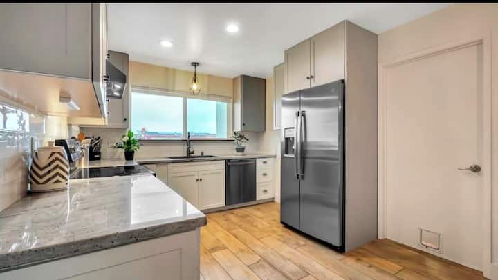 2 Aquarium Passes! Newly Remodeled Home Near Beach - Monterey, CA
