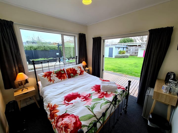 Central Masterton Sleepout With Pool - 