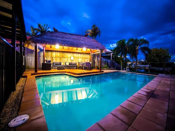 6 Bedroom Large Waterfront Family Home With Pool - Gold Coast