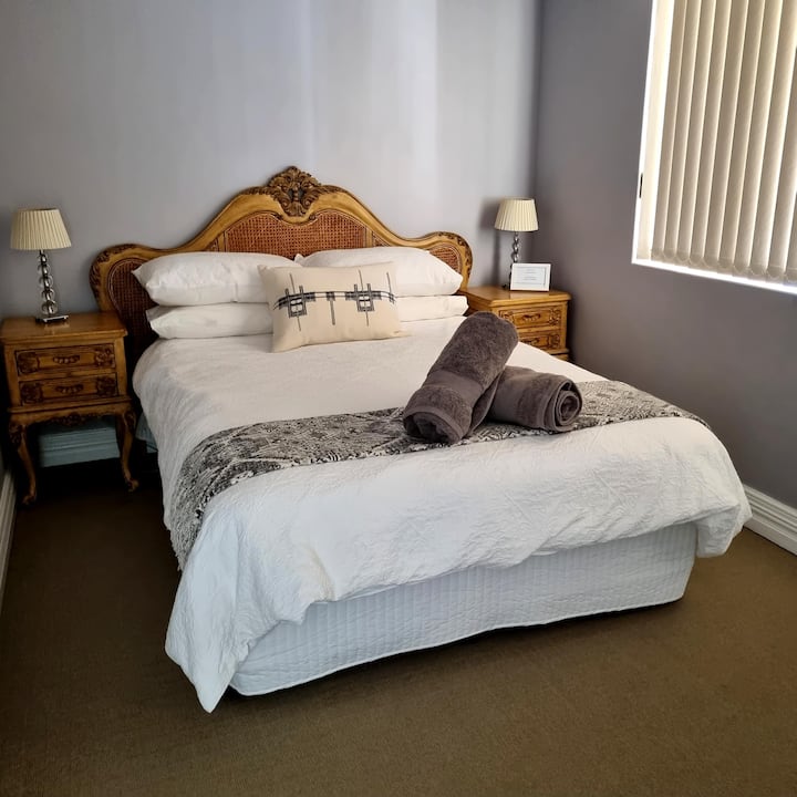 A Touch Of Paris On Weston, Close To Airport - Ascot