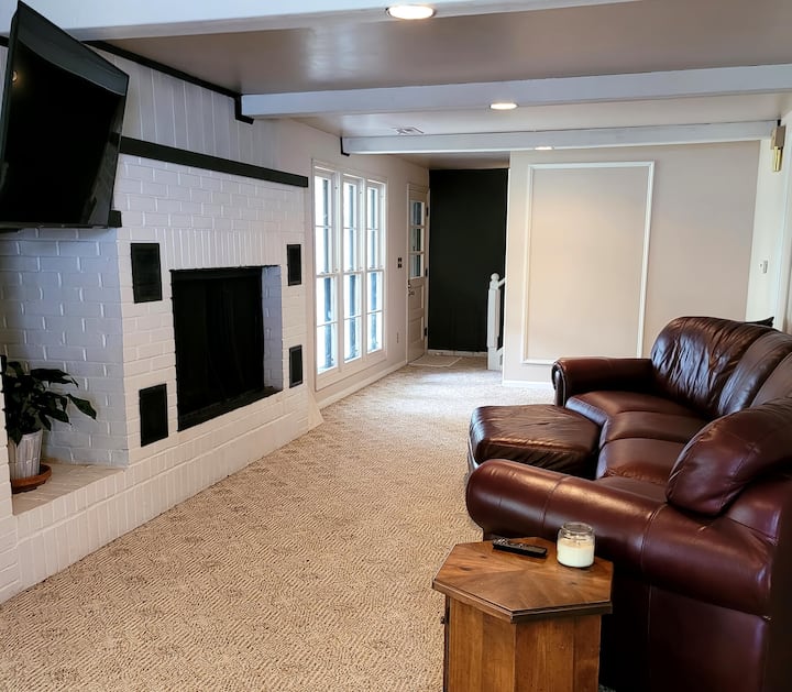 Spacious 3 Bedroom Carriage House - Kearney, NE