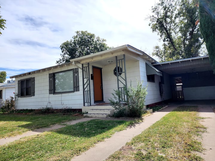 Eclectic 3 Br Walk To River - Carlsbad, NM
