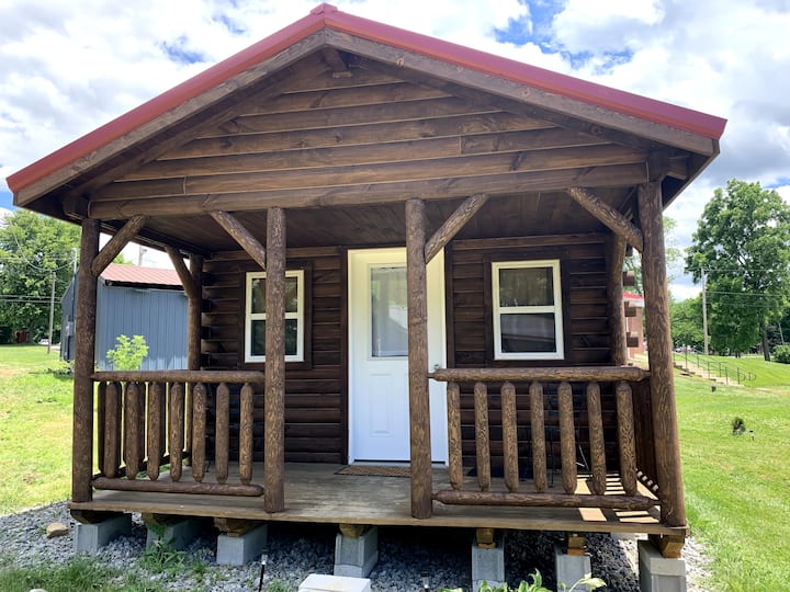 One Room Lakeside Cabin (Red Roof) - Cortland, OH