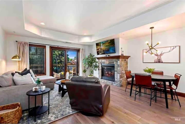 Updated Downtown Condo | Fireplace | A/c | 923 Ft² - Payette Lake, ID