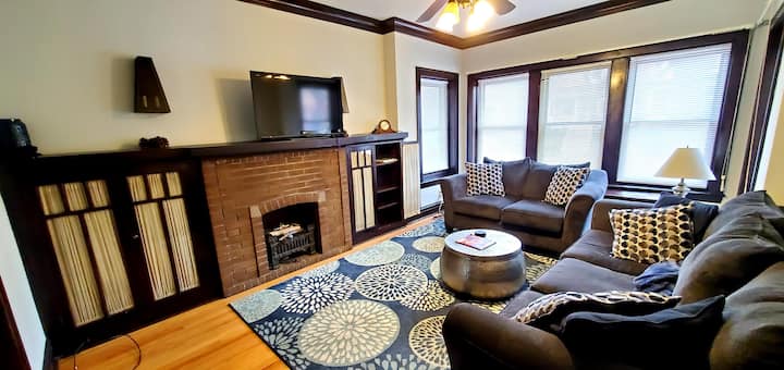 Private 2 Bedroom Malt Row, N Center, Wrigley Home - Loyola - Chicago