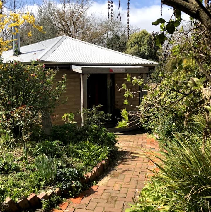 Forget Me Not Sunset Red Mudbrick Cottage - Daylesford