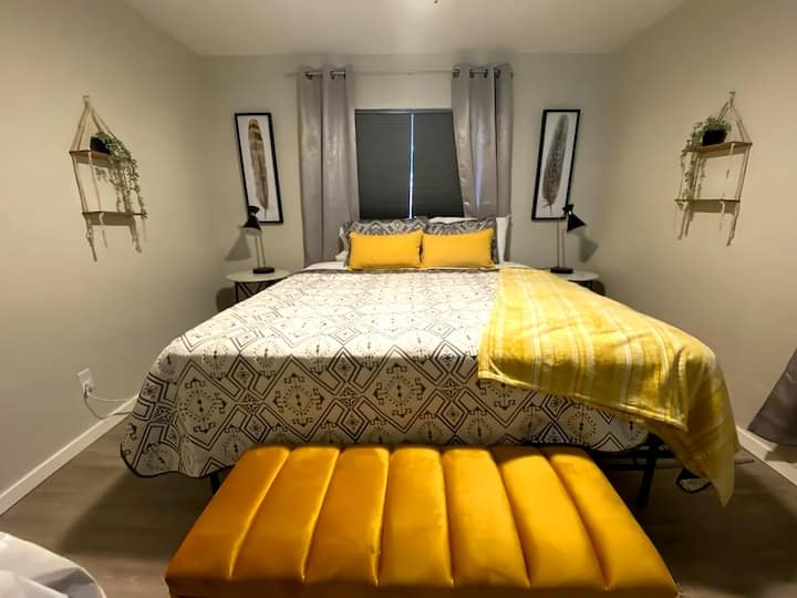 2 Bedroom Comfy Home Plenty Of Parking King Bed - El Paso, TX