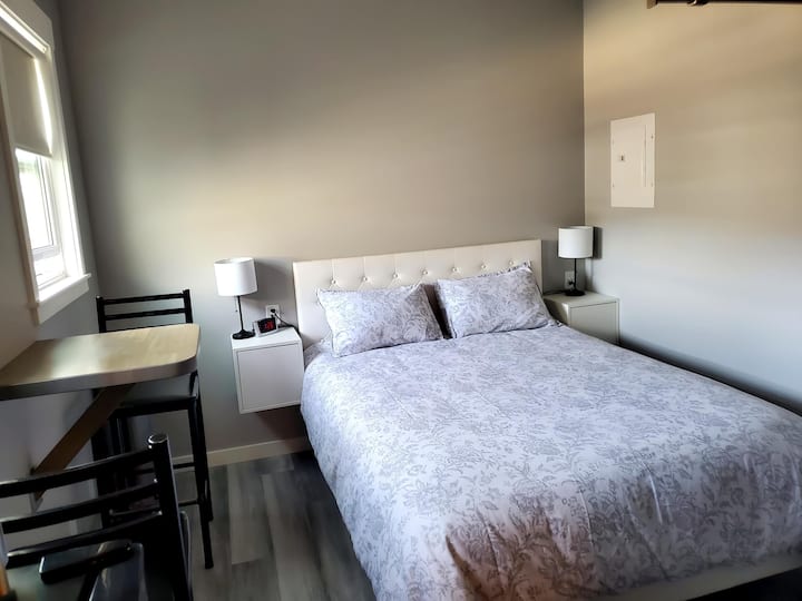 Small Downtown Hotel Room/kitchenette - Merritt