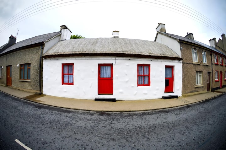 Thatched Cottage In Carndonagh Town Centre - County Donegal