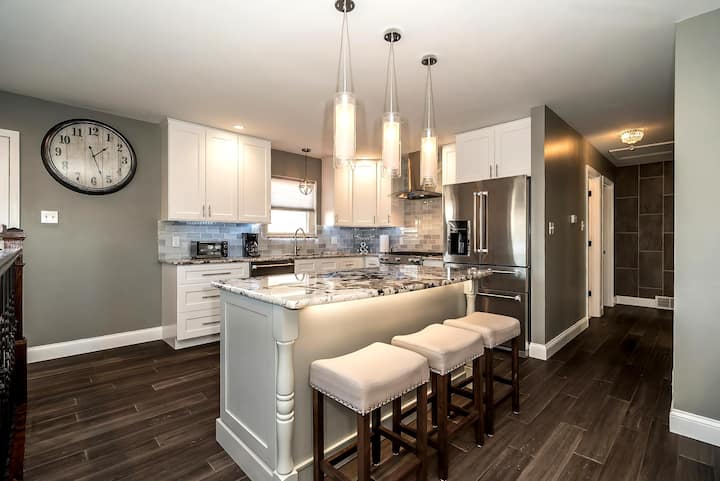 Gorgeous Home, 4 Bedrooms Sleeps 8 W/ Game Room - Kirkwood, MO