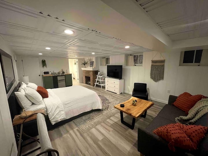 Private Large Basement Room With Bathroom - Alton, IL