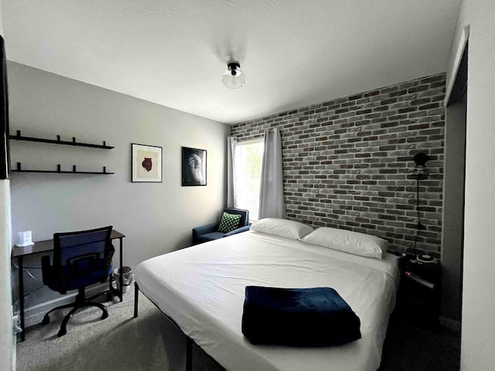 Quiet Clean King-sized Bed With Blackout Curtains - Cincinnati, OH