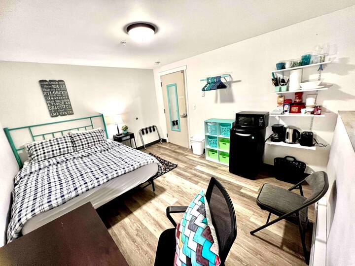 Private Room W/ Shared Bathroom 10 Mins Walk To Uw - Seattle, WA