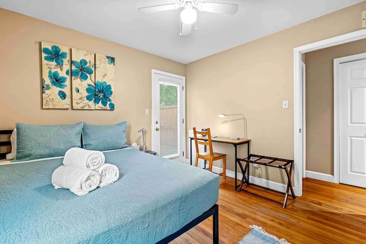 2 Beds Townhouse Accessible In Front Of Bus Stop! - Alexandria, VA