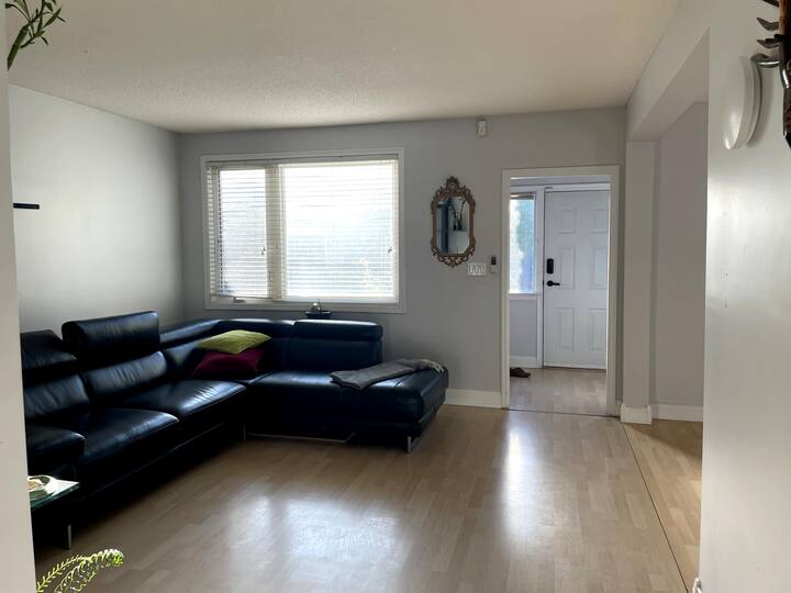 Bright 1 Bedroom Plus Den/workspace - Castlegar