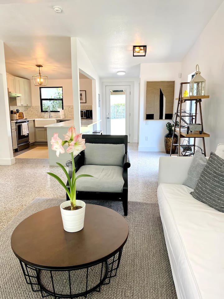 Mid Century Oasis Minutes To Downtown Tampa. - Tampa, FL