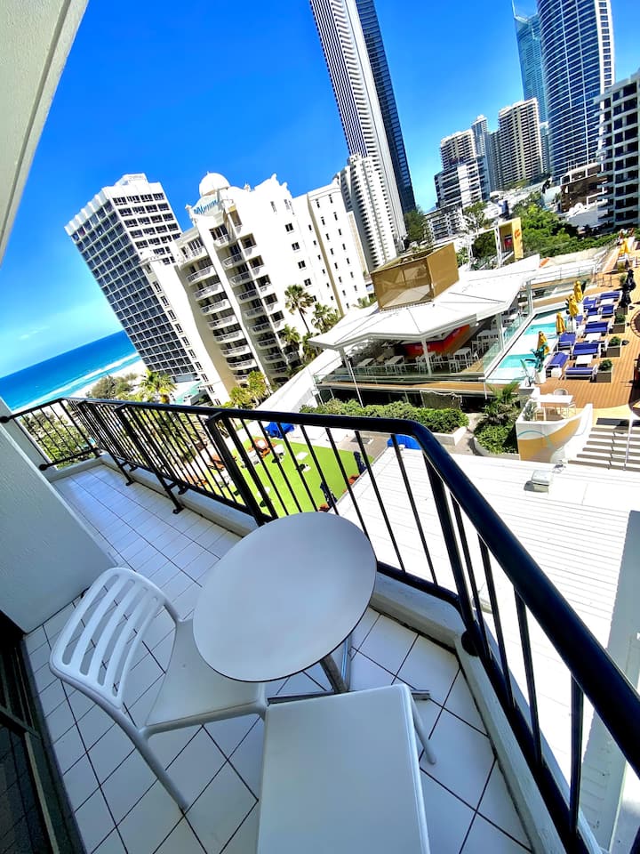 2 Bedroom Beachside Apartment, Surface Paradise - Gold Coast