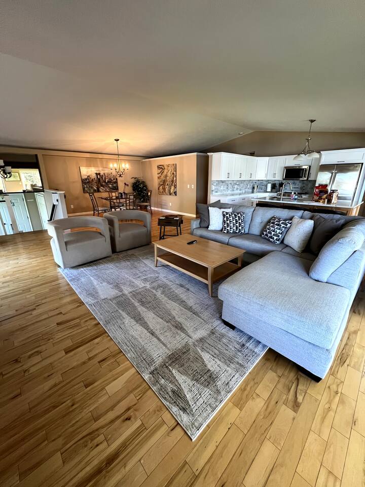Lake Home: Hot Tub & Pool Table - Farmington, MN