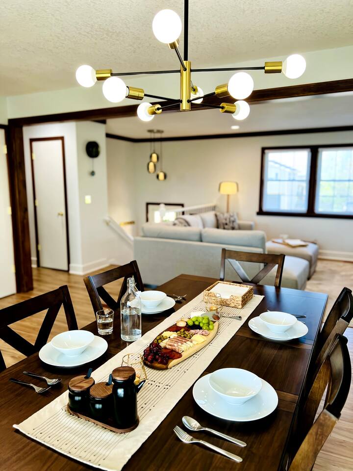 Sleek & Cozy Home ~ Olathe - Spring Hill, KS