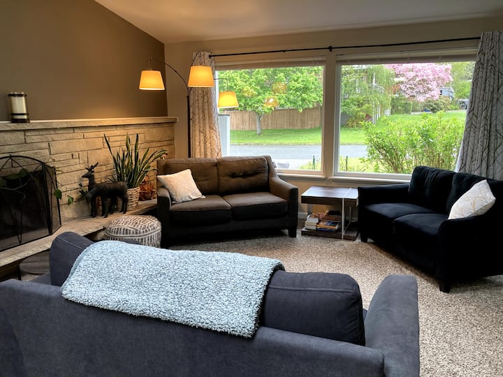 Cozy Home With A Sunset View - Bellevue, WA