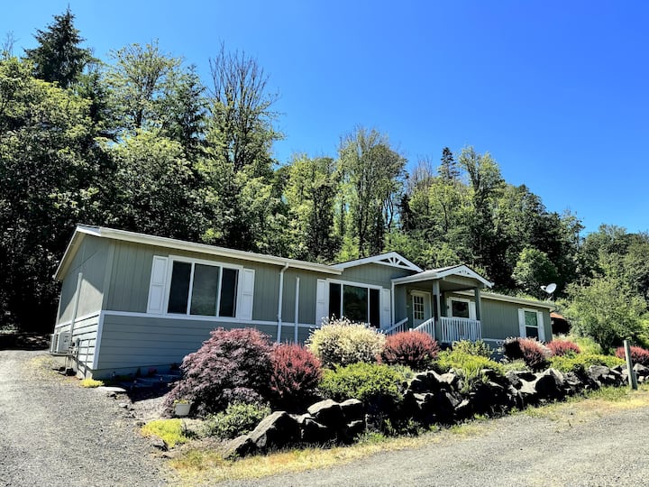 Idyllic Country Cottage - Oregon Coast Range, OR