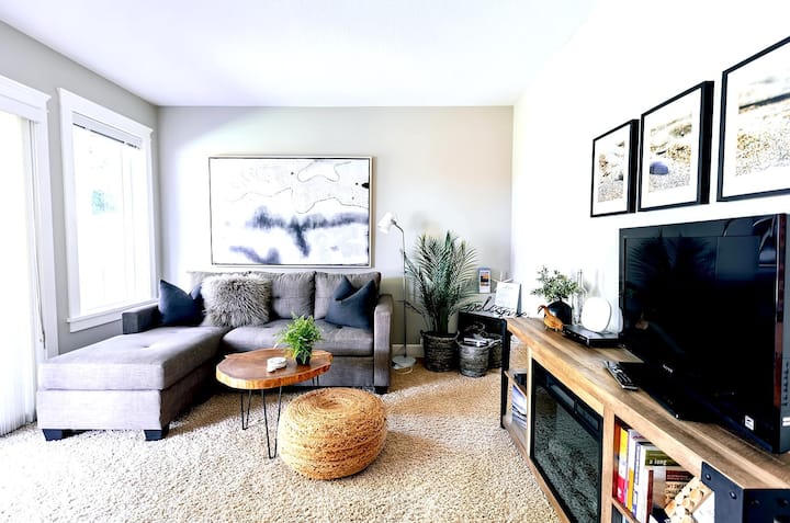 Coastal Zen ~ Stylish 2 Bedroom Suite - Nanaimo
