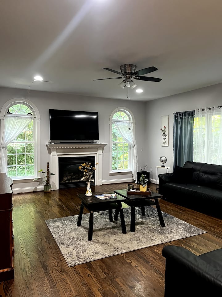 Radiant 4-bed Haven W/ King Suite In N. Wilmington - Aston, PA