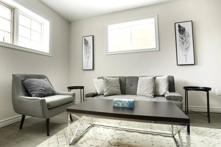 Bright & Modern Barrie 2br Suite (30+ Day Special) - Barrie