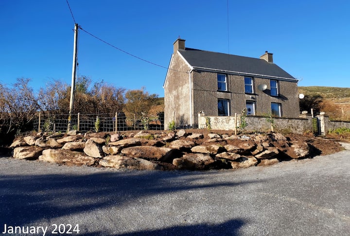 Traditional Countryside Farmhouse - Dingle Peninsula