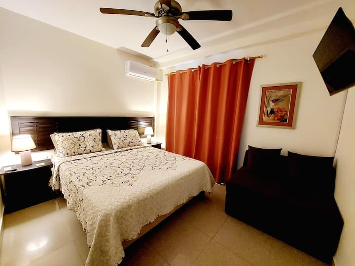 Adorable 1 Bedroom Suite - Top Floor - Salinas