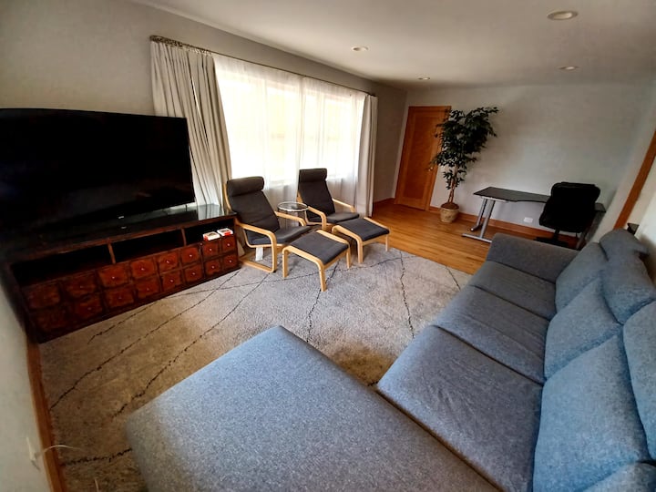 Second Floor: Cozy, Open, Central, Historic - Naperville
