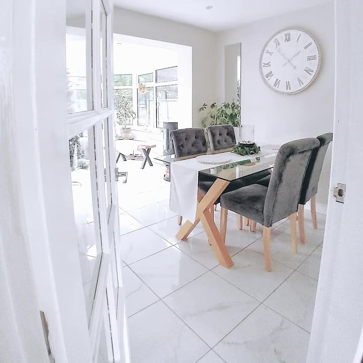 Modern Homestyle Handy Location - Stoke-on-Trent