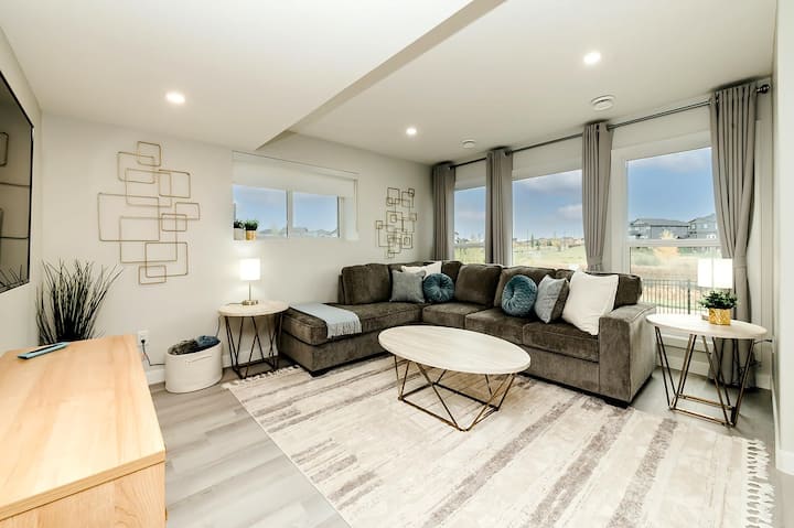 Tranquil 1-bed Walkout By The Pond In Sw Edmonton - Edmonton
