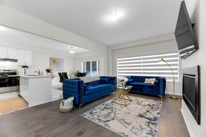 Deja Blue Haven: Your Spacious Suburban Retreat - Brantford, ON