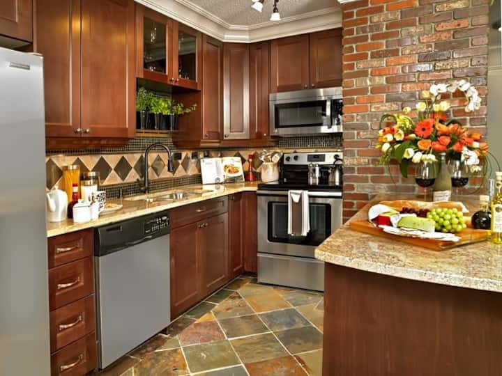 Luxury Oasis With View, Pool & Ug Parking - Edmonton