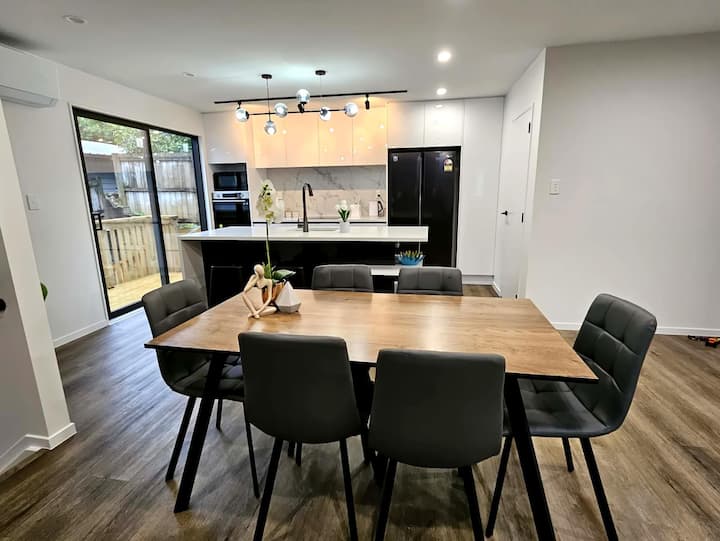 Brand New Titirangi Oasis - Auckland