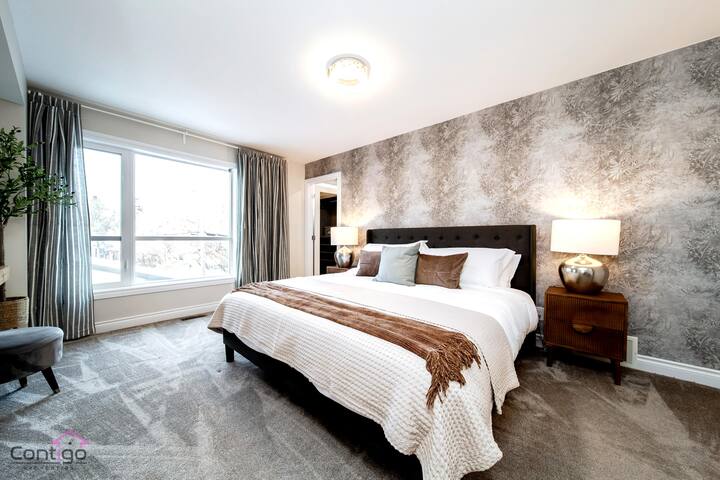 The Azure | Near Dt & University | Two King Beds! - Edmonton