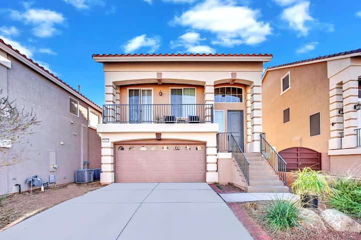 31 Day Rental. 5 Bedrooms. 3 Levels. Sleeps 14 - Las Vegas, NV